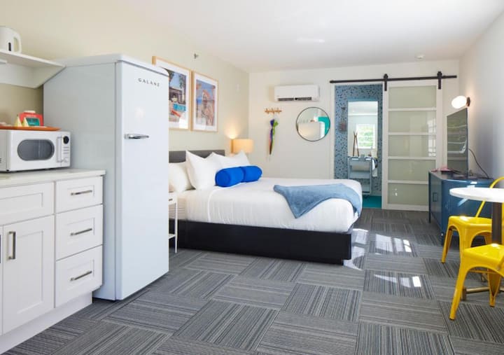 Hip Abode | 1960s Vibe. Food Truck. Pet-friendly. - Charlottesville, VA