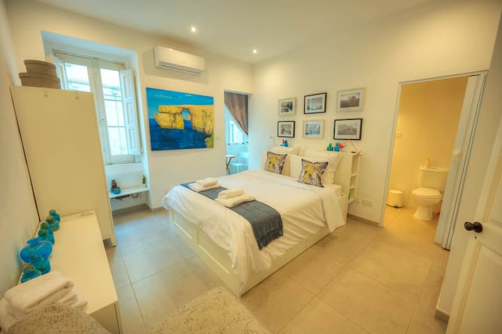 Seaview Townhouse Sliema Near 24hr Store & High St - Valletta