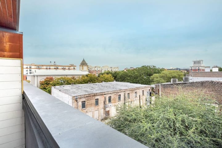 Annabelle 4a - Top Floor Loft Downtown With Patio - Savannah, GA