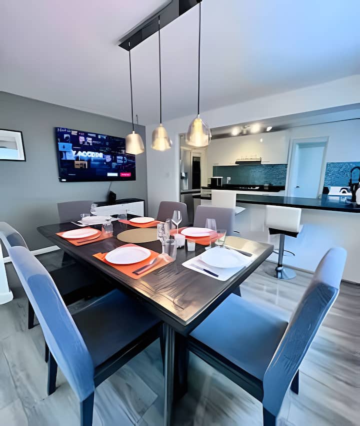 Bien Ubicado Y Amplio Depto. - Las Condes