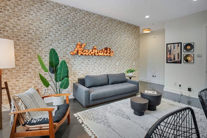 Modern Loft Near West End! - Nashville, TN