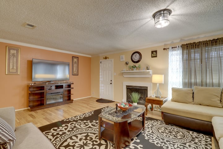 Central Houston Townhome W/ Patio: 4 Mi To Airport - Humble, TX