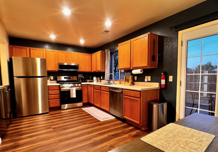 Route 66 Luxury Condo Coffee Bar & Ev Charging - Williams, AZ