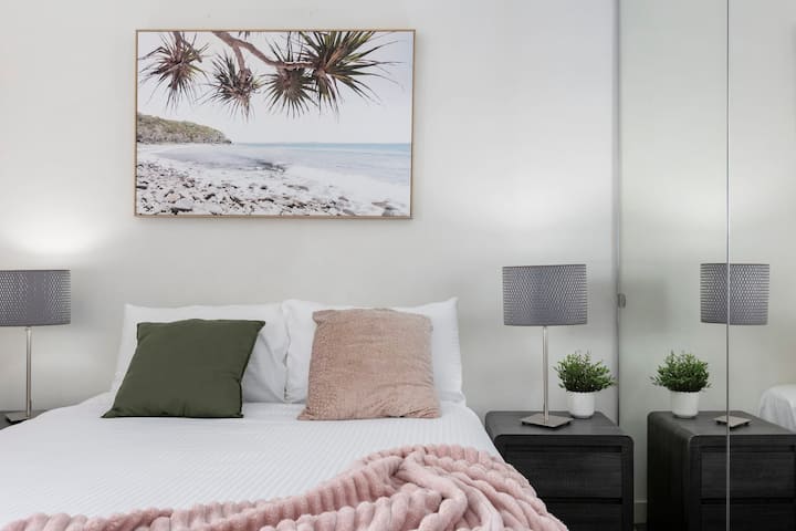 Dream Views From City Pad W- Parking,pool,gym,wifi - Williamstown