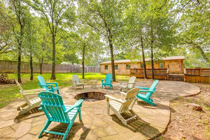 Deck & Fire Pit: Unique Pottsboro Haven - Lake Texoma