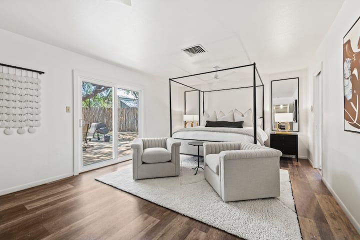 Baron's Creek Headquarters | Sleeps 12 | Hot Tub - 프레더릭스버그