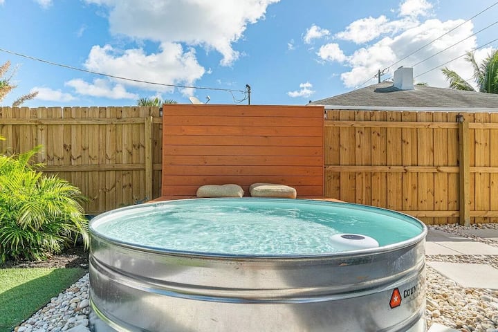 Tank Pool, Putting Green & 1 Mile To The Beach! - Boynton Beach, FL