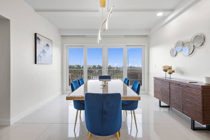 Beachfront Luxury Renewed Condo - South Padre Island