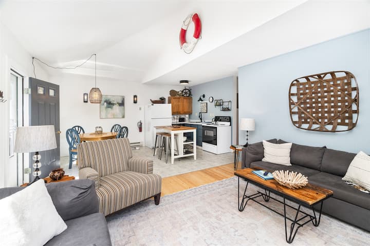 Queen Suite At Ferry Landing Suites In Downtown La - Big Bay State Park, La Pointe