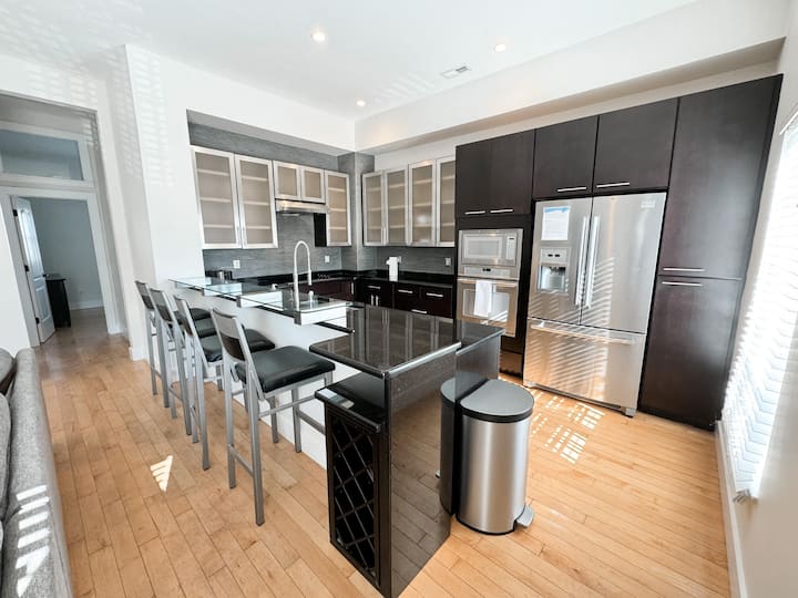 Stylish 2024 Beachfront Getaway - 버지니아비치