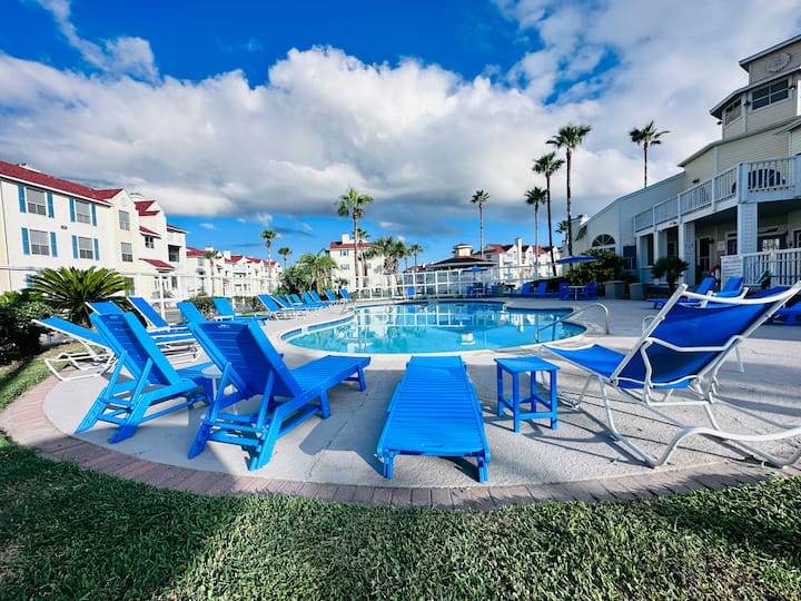 Cozy Condo W/balcony, Resort Pool, Walk To Beach! - North Padre Island, TX