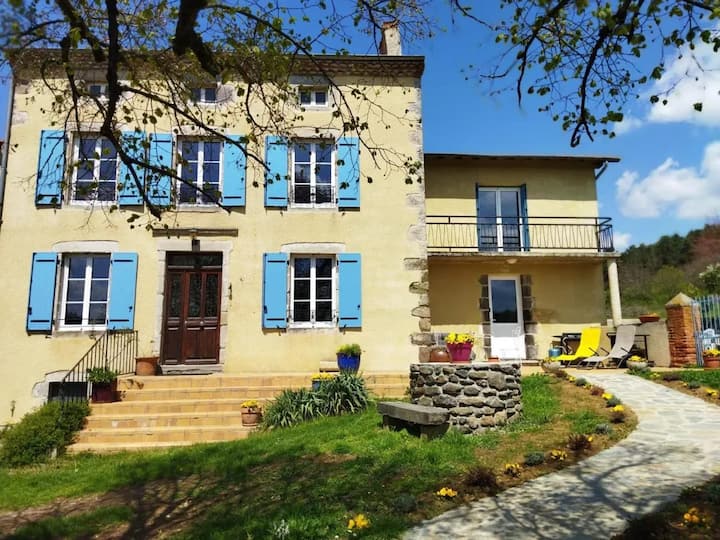 Maison Spacieuse à Domeyrat + Grand Jardin - Brioude