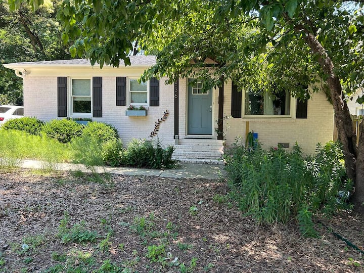 Cozy Villa Heights Cottage - Charlotte, NC