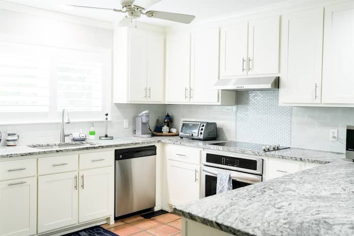 Beach Home Close To Beach And Restaurants! - Jekyll Island, GA