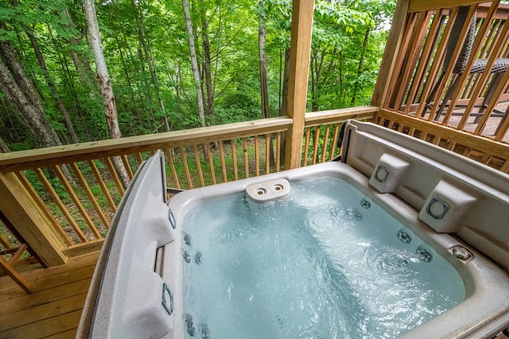 *Tranquil 3bd Cabin W/ Hot Tub! Fire Pit + Games!* - Gatlinburg, TN