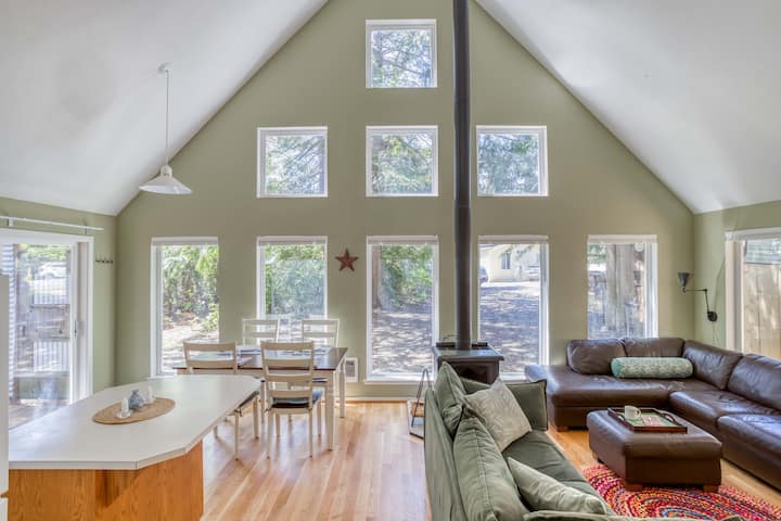 Peaceful Cedar Grove Retreat Near Manzanita Beach - Manzanita, OR