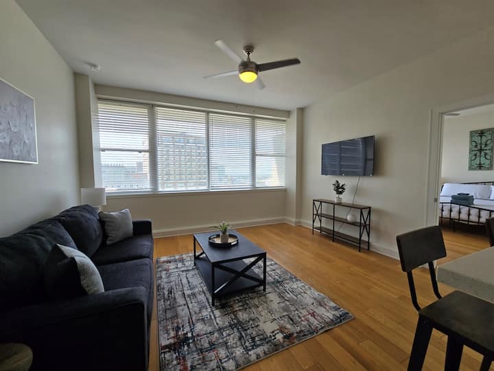 Beautiful & Spacious W/gym/ & Pool N Quarter 1012 - New Orleans, LA