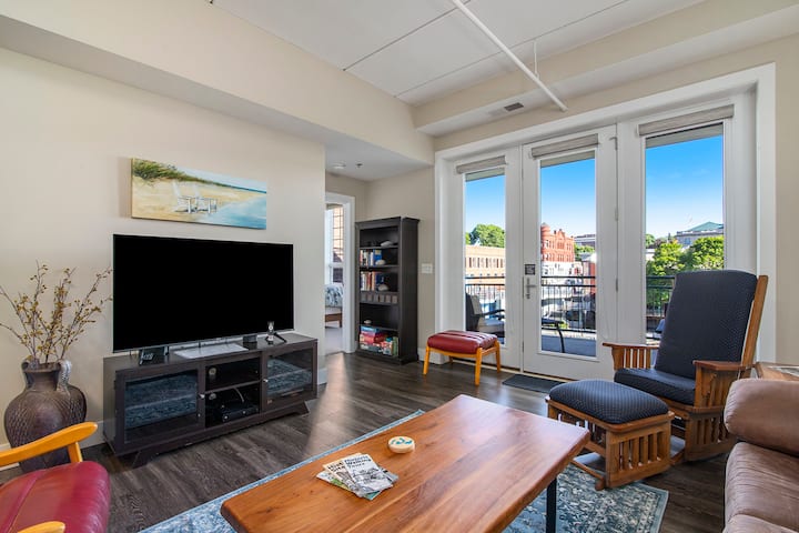 Modern Waterfront Condo At Edgewater - Manistee, MI