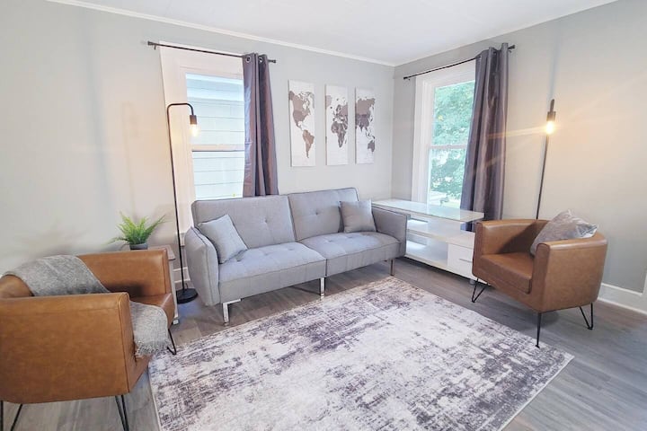 Pet Friendly Apt W/backyard Near Downtown - Fort Wayne, IN