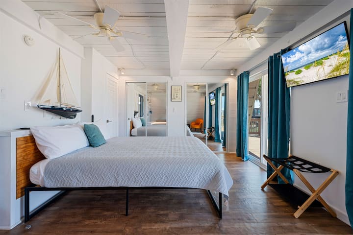 Waterfront/nostalgic Beach Cottage - Dauphin Island, AL