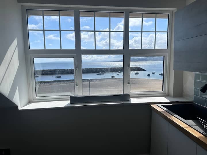 Stunning 2 Bedroom Sea View Apartment With Parking - Rhos on Sea