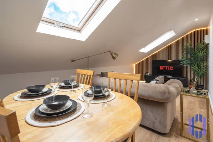 Scandi Loft Style Apartment - Sleeps 6 -Nr Airport - Manchester