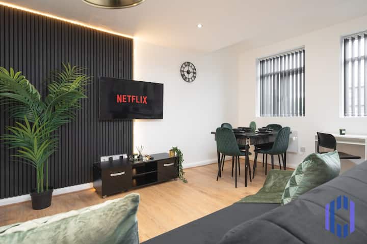 Sophisticated & Stylish Flat Nr Airport - Sleeps 9 - Manchester