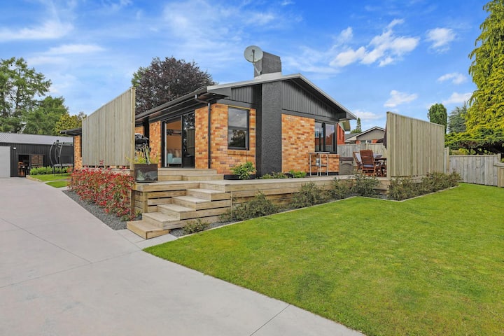 Sundrenched 70's | 3 Bed + Sleep-out With Spa Pool - Rotorua