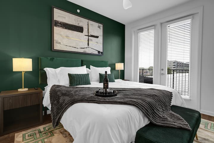 Intimate Flat W/ Pool, Gym, & Stunning City Views - Birmingham, AL