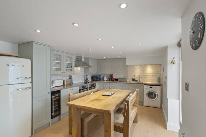 Modern Townhouse W/ Private Parking, Dartmouth - Dartmouth