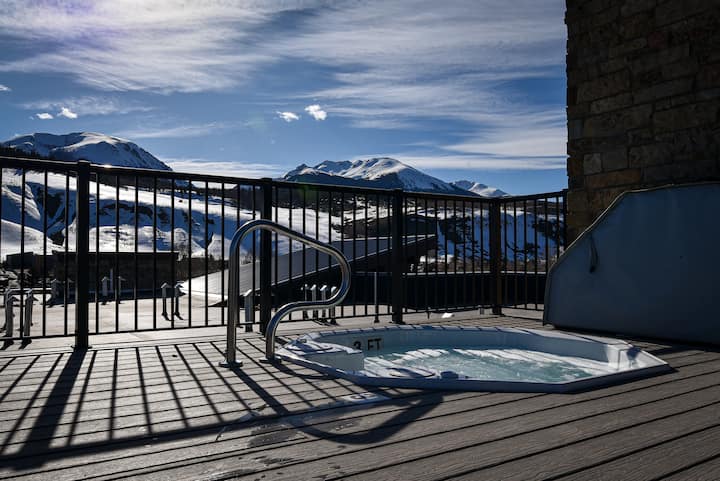 Skywalk Flats Amphitheater Retreat: Downtown, Hot - Silverthorne, CO