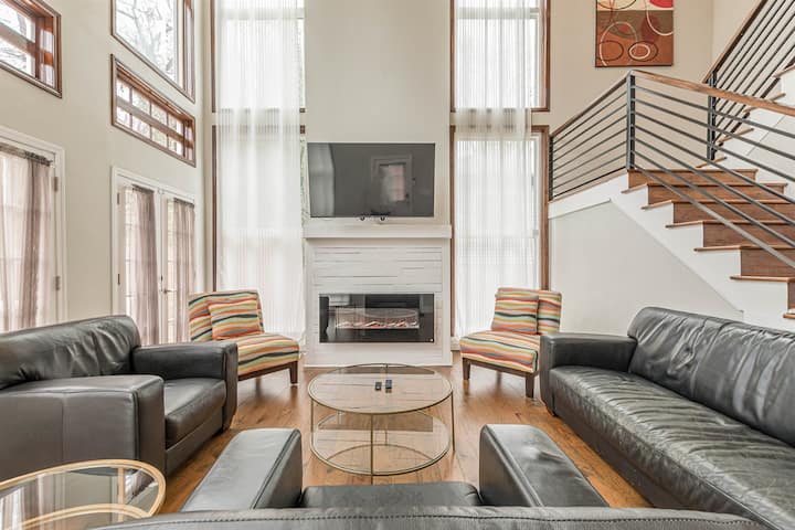Spacious 7-br For 16 People W/driveway - Atlanta, GA