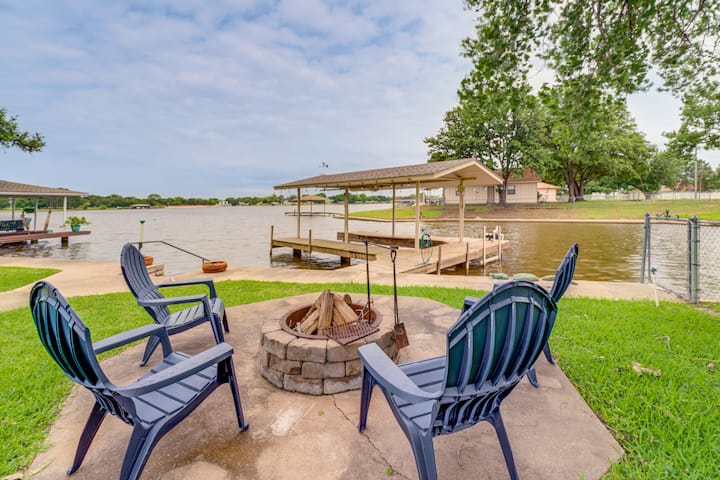 Lakefront Granbury Home W/ Patio, Fire Pit & Dock! - Granbury, TX