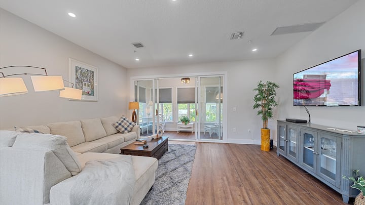 Cedars East Stunner, Beautiful Condo Near Beach - Longboat Key, FL