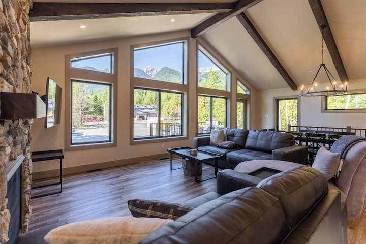 Ski In To Your Private Hot Tub. Foosball Table. - Fernie