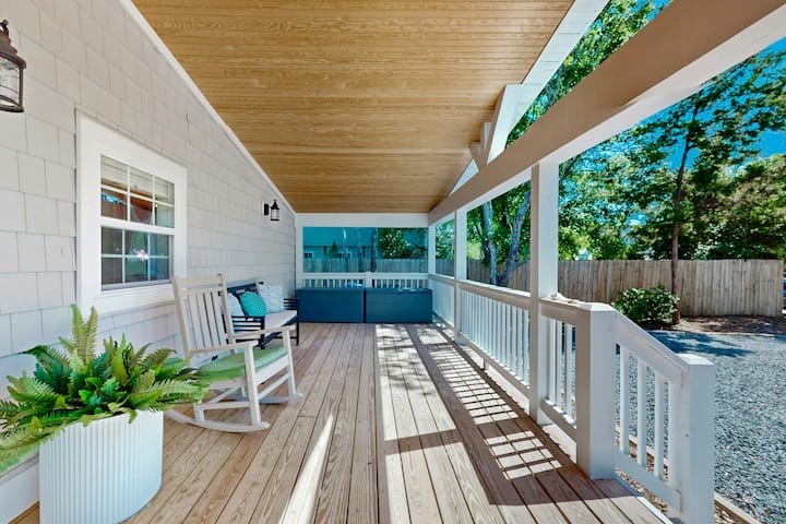 Step-free, Dog-friendly Home In Oak Island - Oak Island, NC