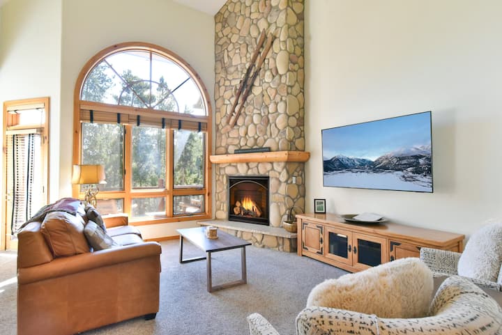 Elk Ridge Retreat Townhome: Private Hot Tub & Pool - Breckenridge, CO