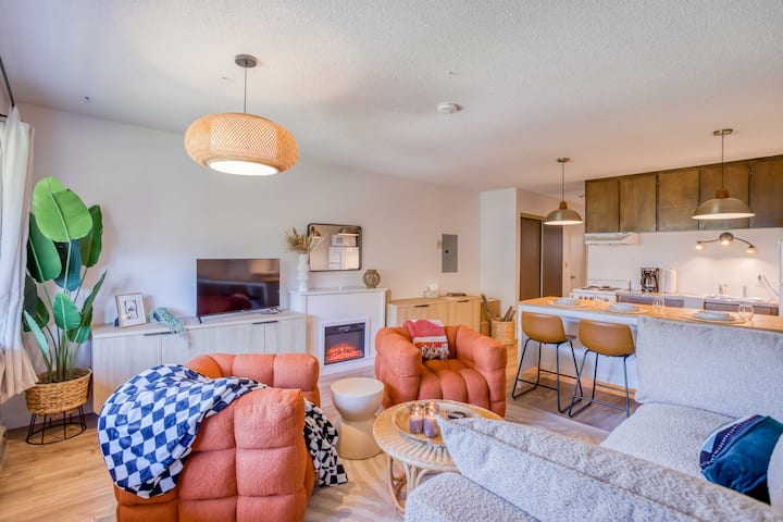 Beachfront Condo W/ Balcony & Fireplace In - Neskowin Beach, OR