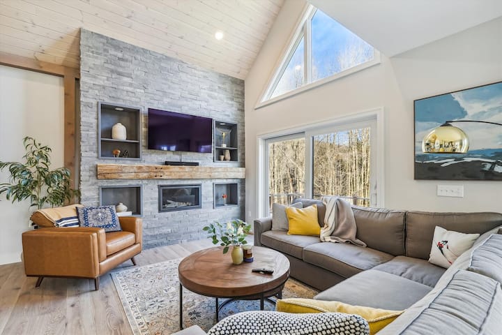 Hill House: 3 Br W/ Fireplace, A/c, Hot Tub, Deck! - Waterbury Village Historic District