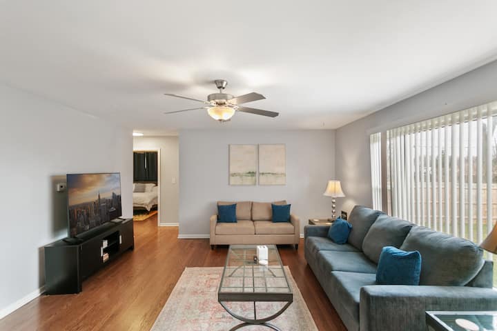Modern Apt W/ 2 Kings 1/2 Mile To Dt Libertyville! - Libertyville, IL