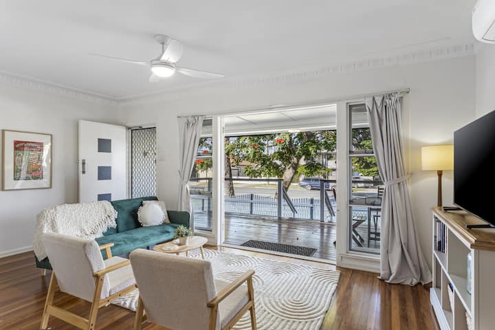 Beachside 3-bed Family Home With Parking & Veranda - Margate, Australia