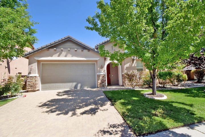 4br, Garage, King Suite, 20 Min To Lake Tahoe/reno - Reno, NV