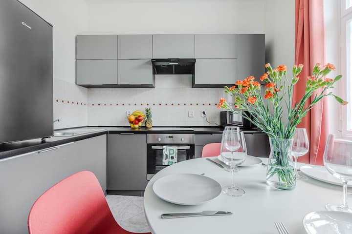 Modern Apartment With 3 Bedrooms - Prague