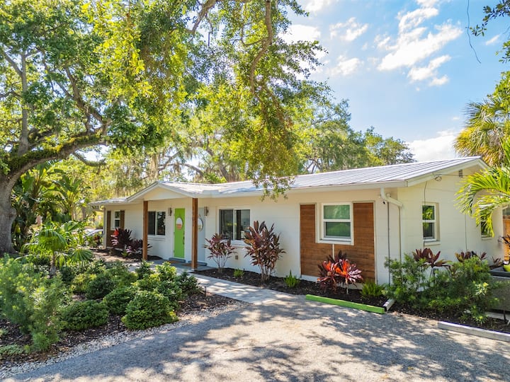 Downtown Living, Steps To Parks, Newly Furnished - Sarasota Jungle Gardens