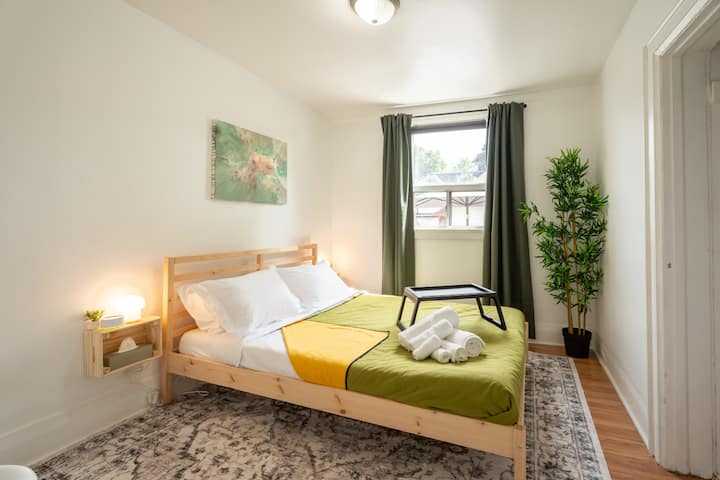 Clean, Quiet, Cozy Room - Steps To Subway & Shops - Toronto