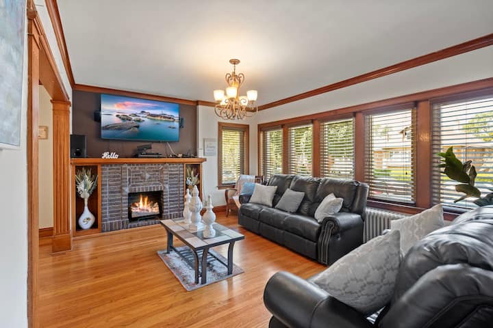 Cozy & Peaceful Oasis Near City | 2br + 1.5 Bath | - Montclare - Chicago
