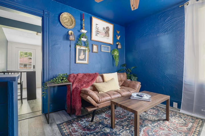 Remodeled Apartment Blocks From Downtown Bristol - Bristol, TN