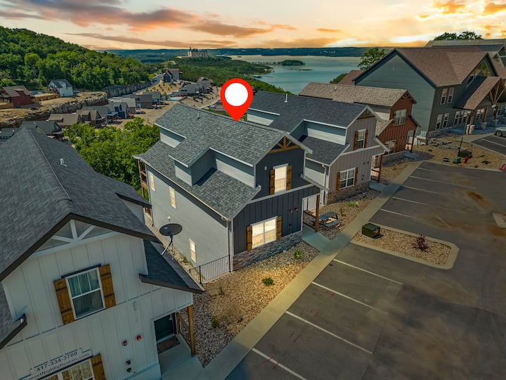Lake Views | Double Decks | Free Show Tix! - Branson, MO