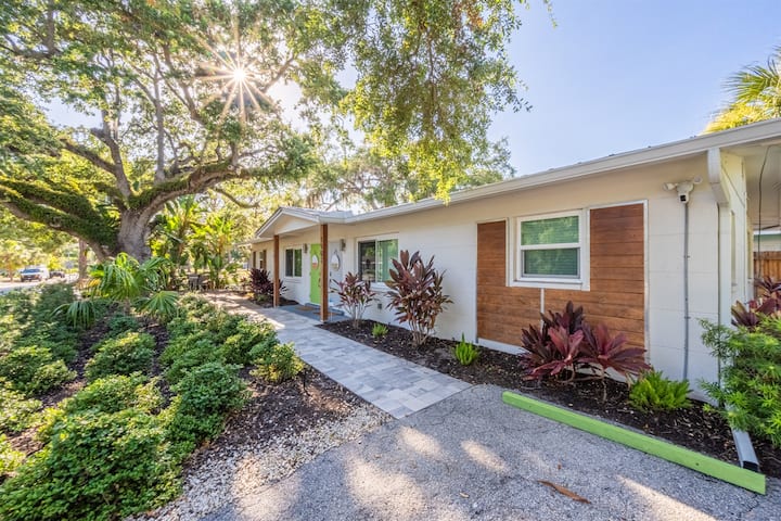 Walkable To Downtown And Parks Brand New Furniture - Sarasota, FL