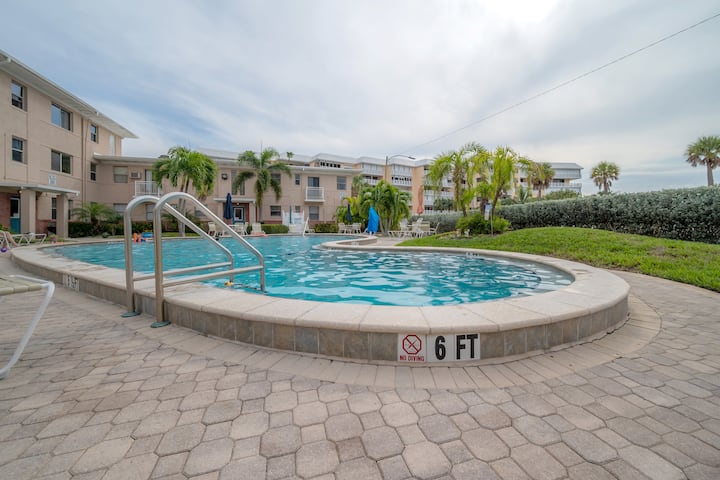 Fall Into Bliss: Beachfront St Pete 2br Condo - St. Pete Beach, FL